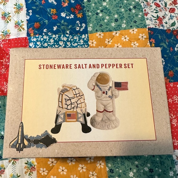 Cracker Barrel | Kitchen | Nwt Cracker Barrel Stoneware Salt And Pepper ...